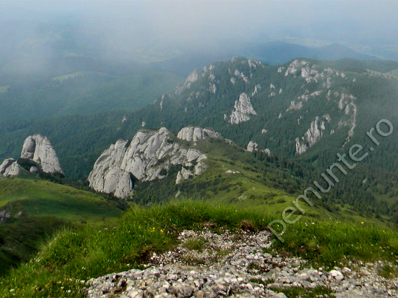 Traseu spre Cabana Ciucas si Varful Ciucas, de la Cabana Muntele Rosu. Muntii Ciucas ...