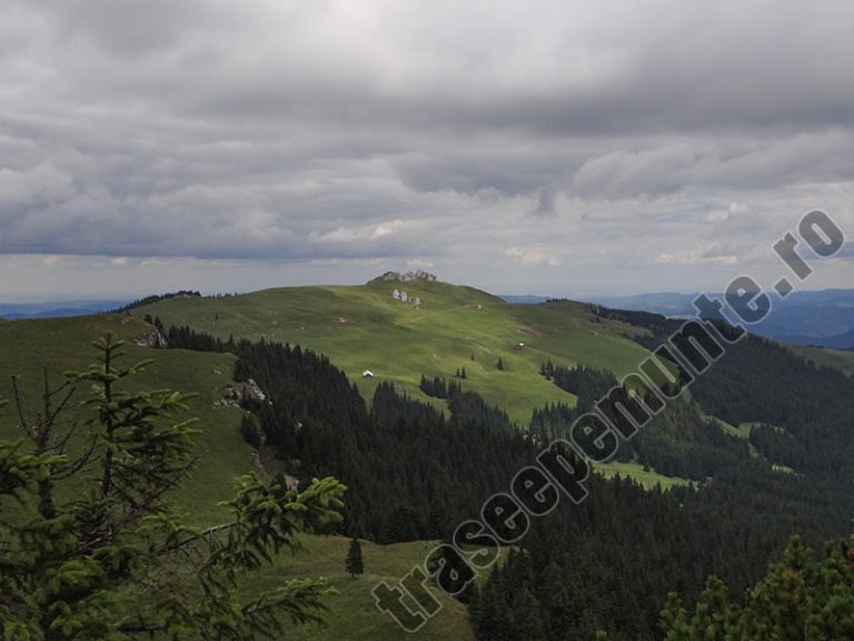 Traseu spre Pietrele Doamnei și Varful Rarau, de la Hotel Rarau. Muntii ...