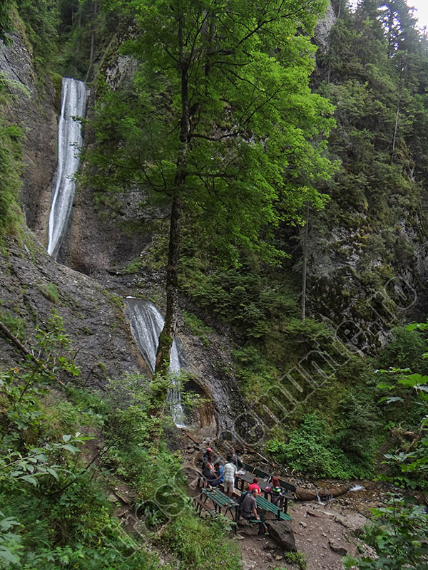 Traseu spre Cabana Dochia si Cascada Duruitoarea, din statiunea Durau ...
