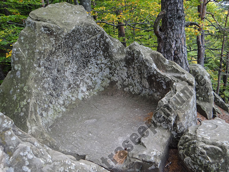 Traseu spre Asezarile Rupestre din Tara Luanei, din satul Nucu. Muntii ...