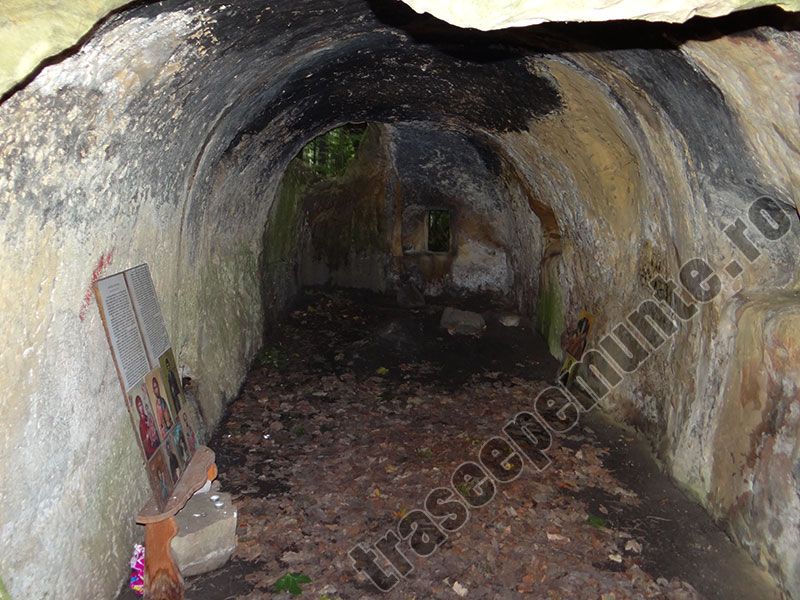 Traseu spre Asezarile Rupestre din Tara Luanei, din satul Nucu. Muntii ...